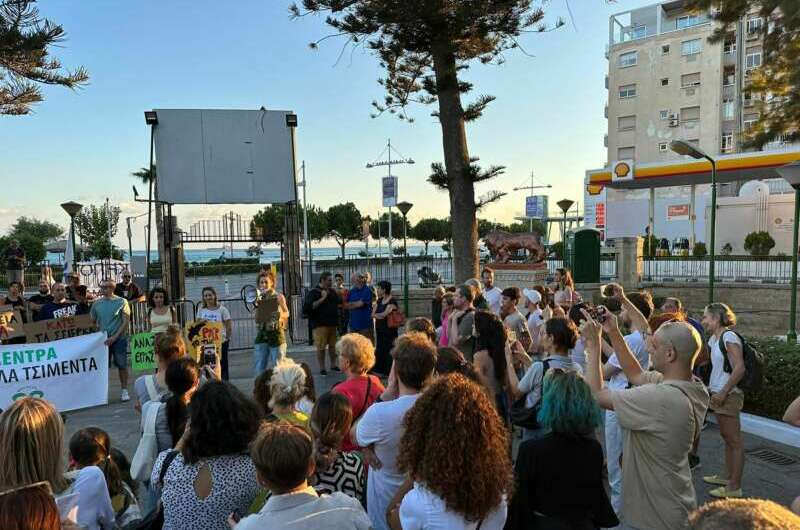 Διαμαρτυρία έξω από τον Δημόσιο Κήπο για να σωθούν τα δέντρα, από τις ...