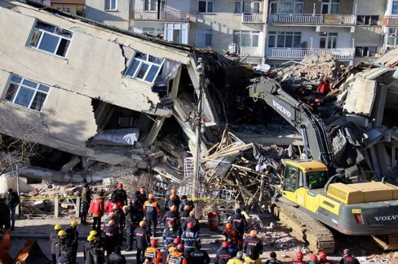 Σώζουν ζωές οι Έλληνες διασώστες στην Τουρκία - οι νεκροί ξεπέρασαν ...