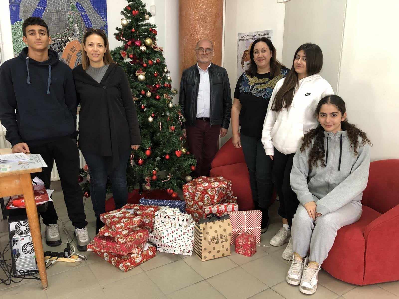 Η Ομάδα Εθελοντισμού του Αθηναϊδείου Γυμνασίου Καθολικής πρόσφερε δώρα ...