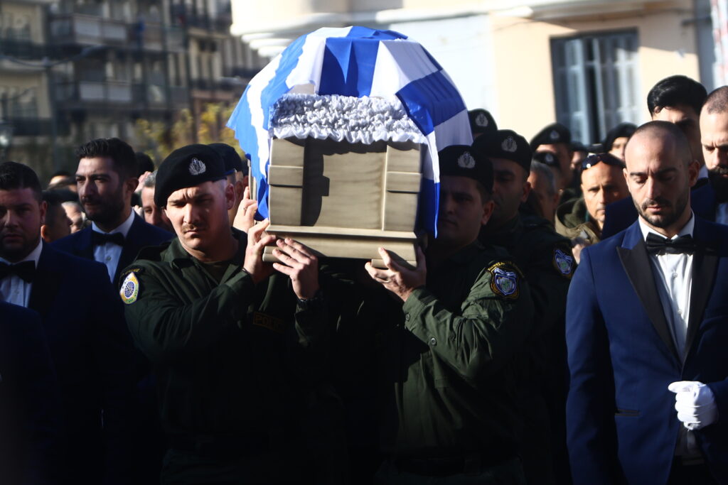Τελέστηκε η κηδεία του αστυνομικού που πέθανε από φωτοβολίδα σε αγώνα ...