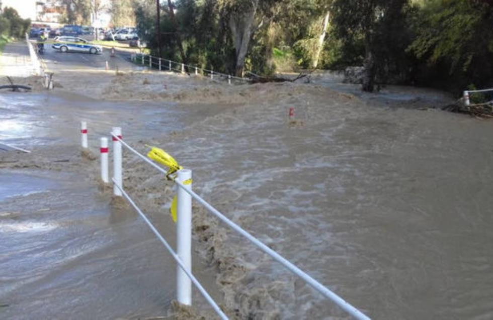Έντονα καιρικά φαινόμενα! Υπερχείλισε ο Πεδιαίος, δρόμοι - ποτάμια στο ...
